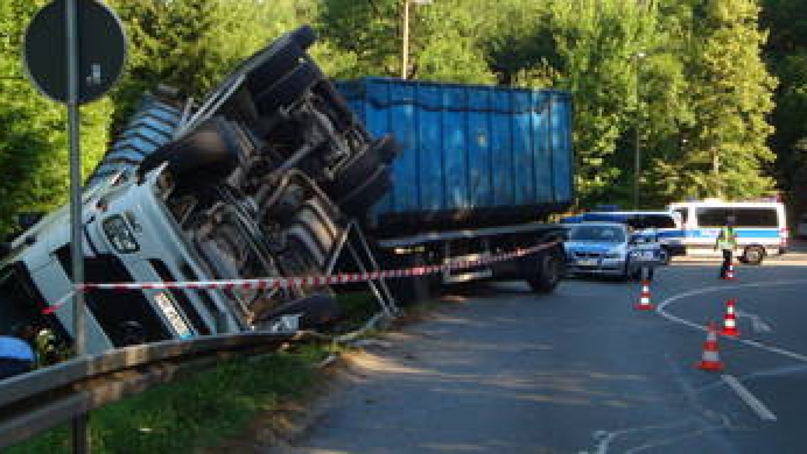 Lkw-Unfall auf der B2 in Gera Höhe Teufelskurve