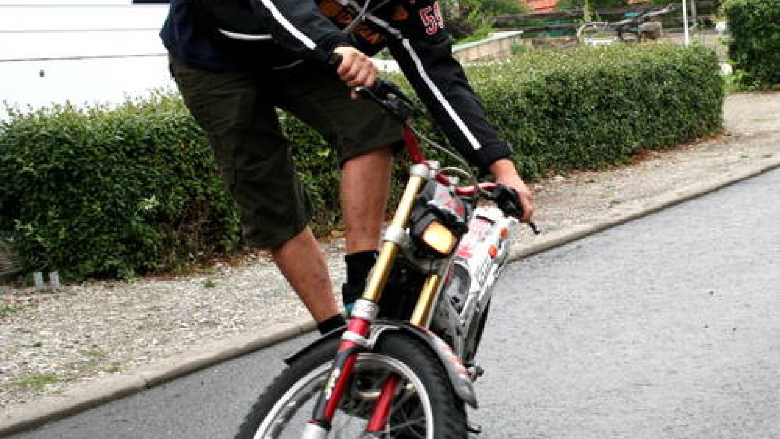Mike Auffenberg setzt Erfolgskurs als Motorrad-Stuntman fort