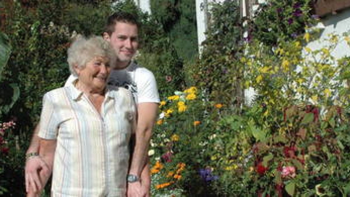 Oma und Enkel im Gärtnerglück