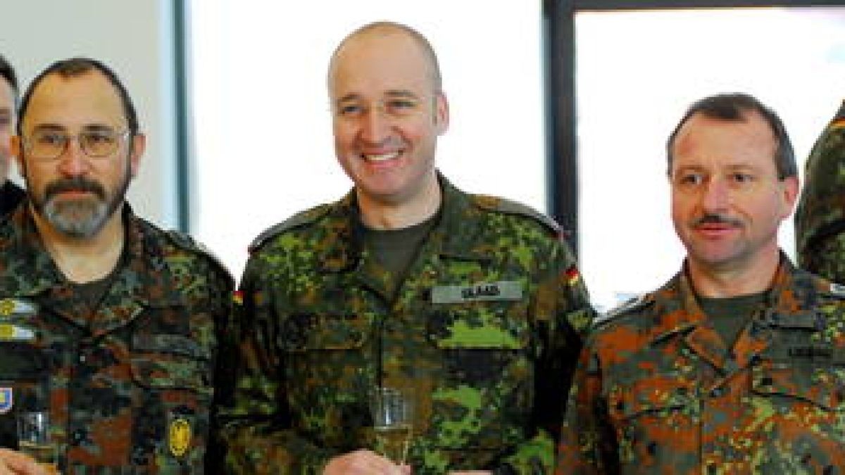 Oberstabsfeldwebel Süß und Stabsfeldwebel Liebau in Sondershausen ...