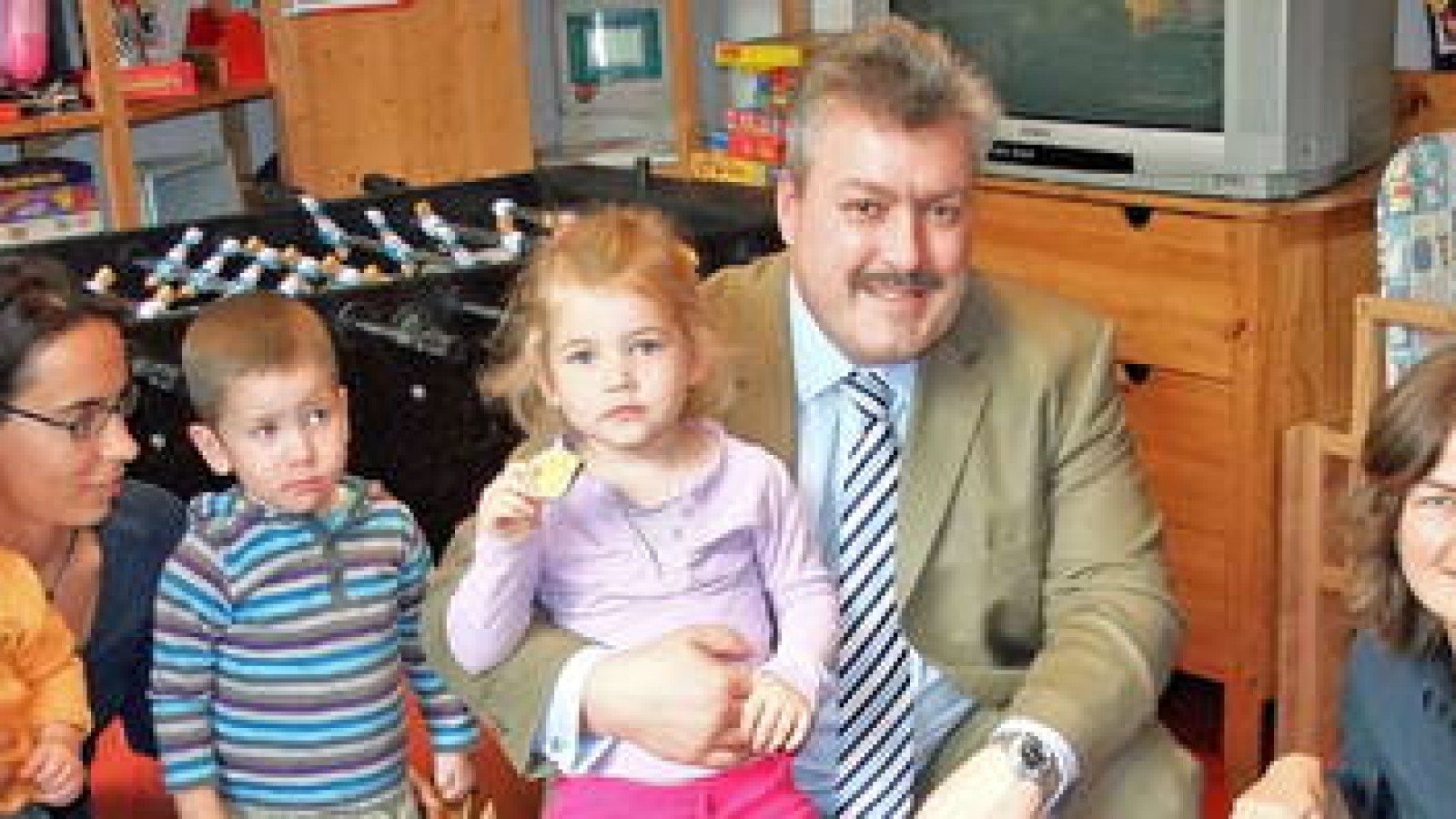 Jenoptikchef Dr. Michael Mertin übergibt Spende an Kinderoase