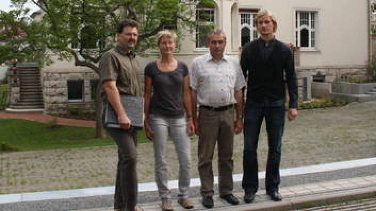 Villengarten mit größerem Parkplatz