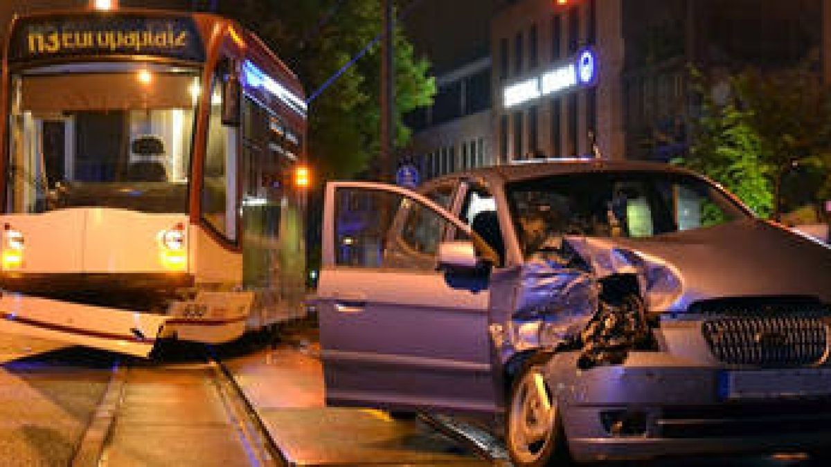 Straßenbahn in Erfurt nach Kollision mit Auto entgleist