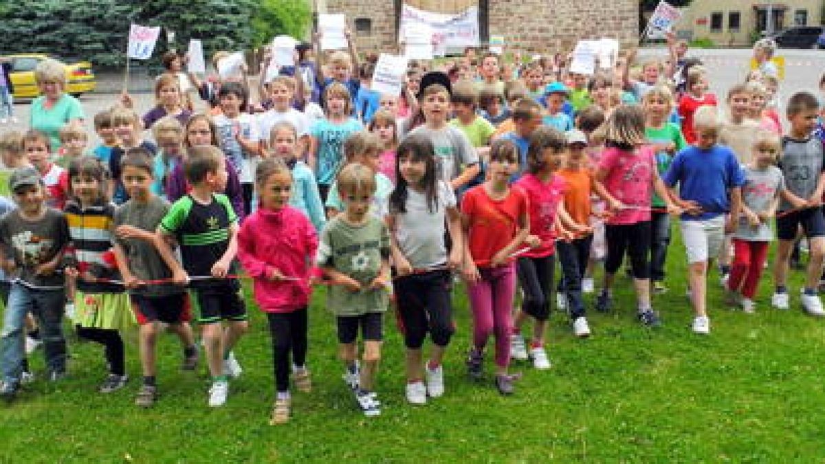 Schüler und Erzieher demonstrieren für ihre Erzieher in Thalbürgel