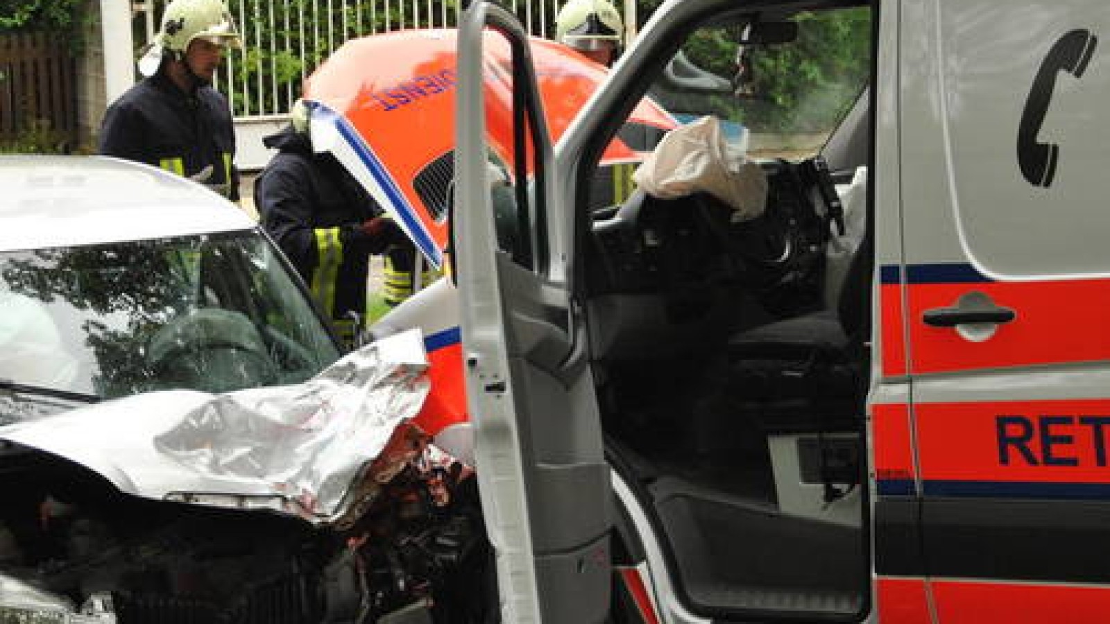 Skoda kollidiert in Eisenberg mit Rettungswagen: Womöglich Drogen im Spiel