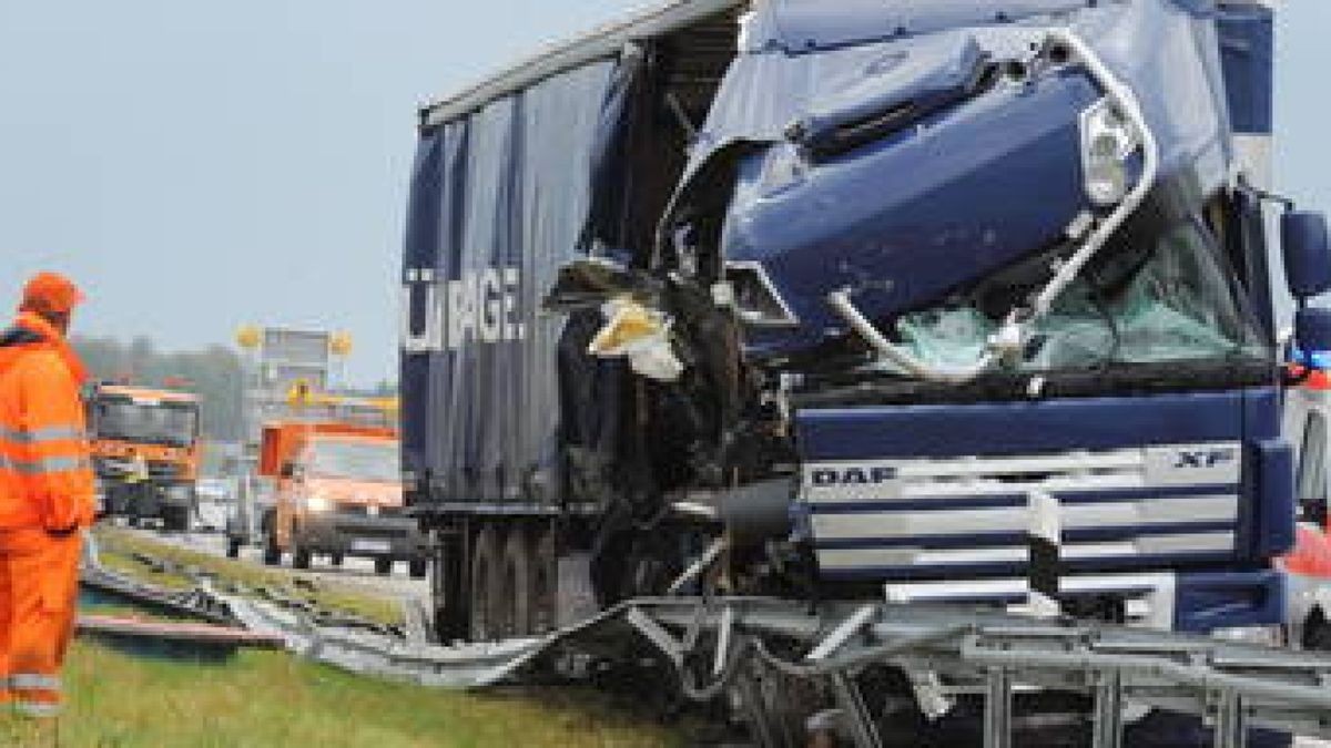 Lkw-Fahrer rast auf der A 38 in Schilderwagen