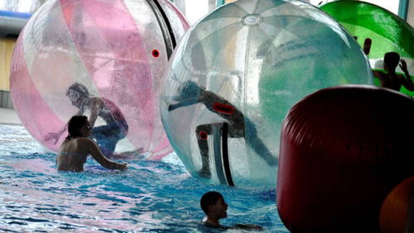 Leinefelder Erlebnisbad lädt zur Mega-Pool-Party 2013