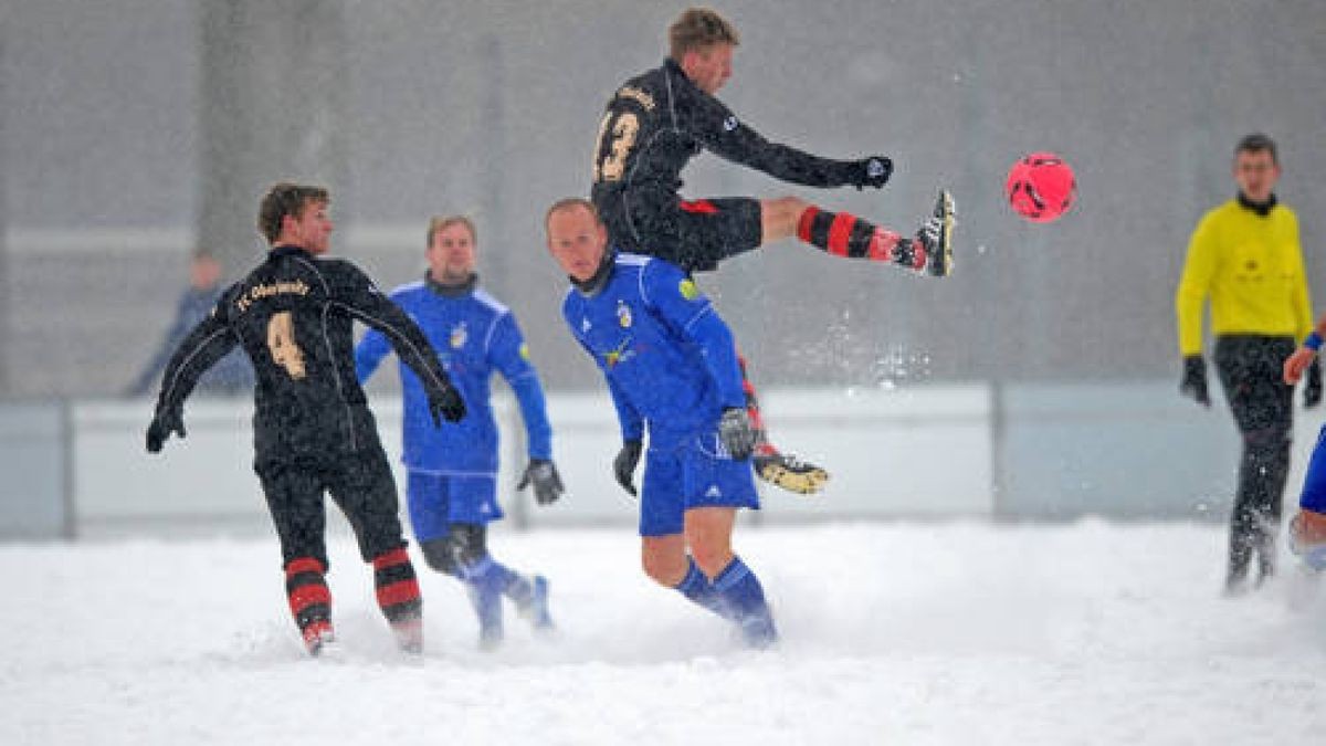Fußball als Wintersport: FC Carl Zeiss spielt im Tiefschnee gegen FCO ...