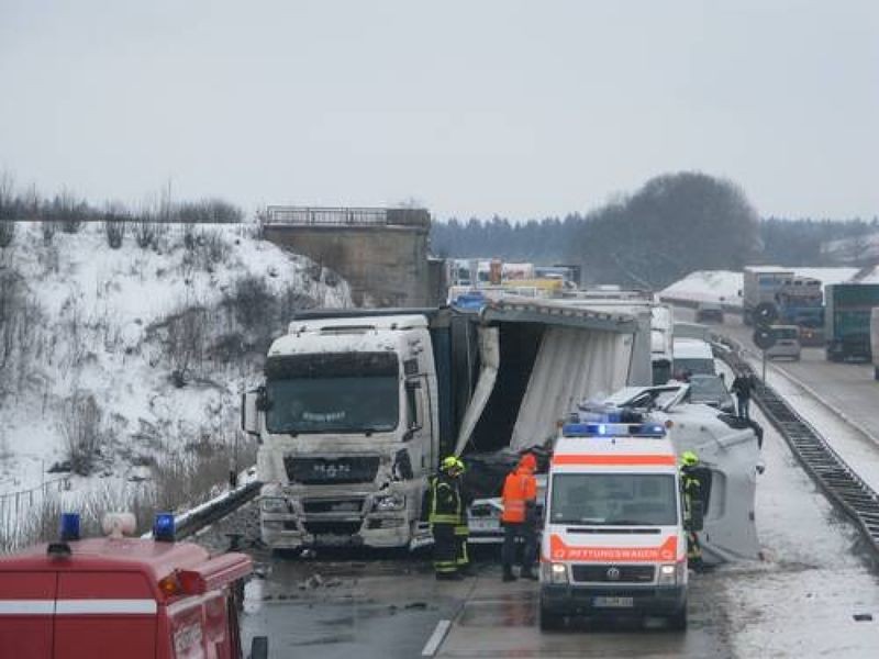 Führerhaus abgerissen: Vollsperrung nach Lkw-Unfall auf A9