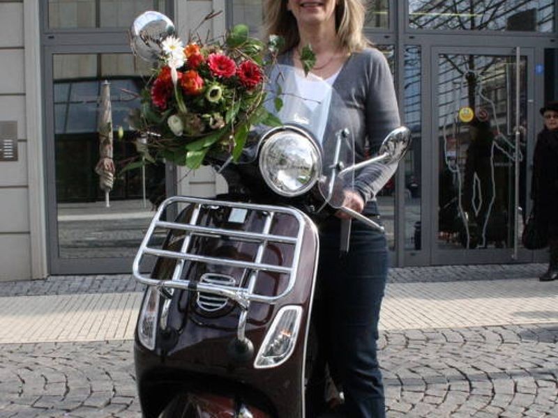 Simone Gerhardt gewinnt Vespa von Geraer Bank