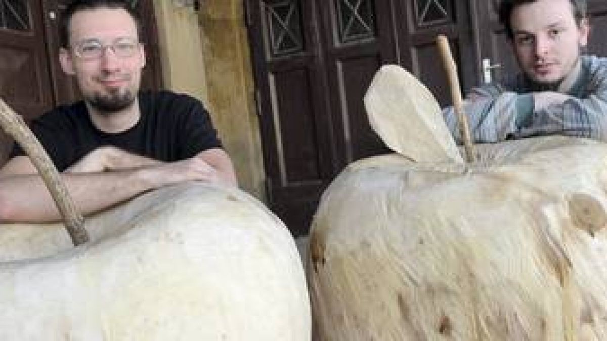 Künstler in Apolda: Holz-Kaventsmänner mit roten Backen