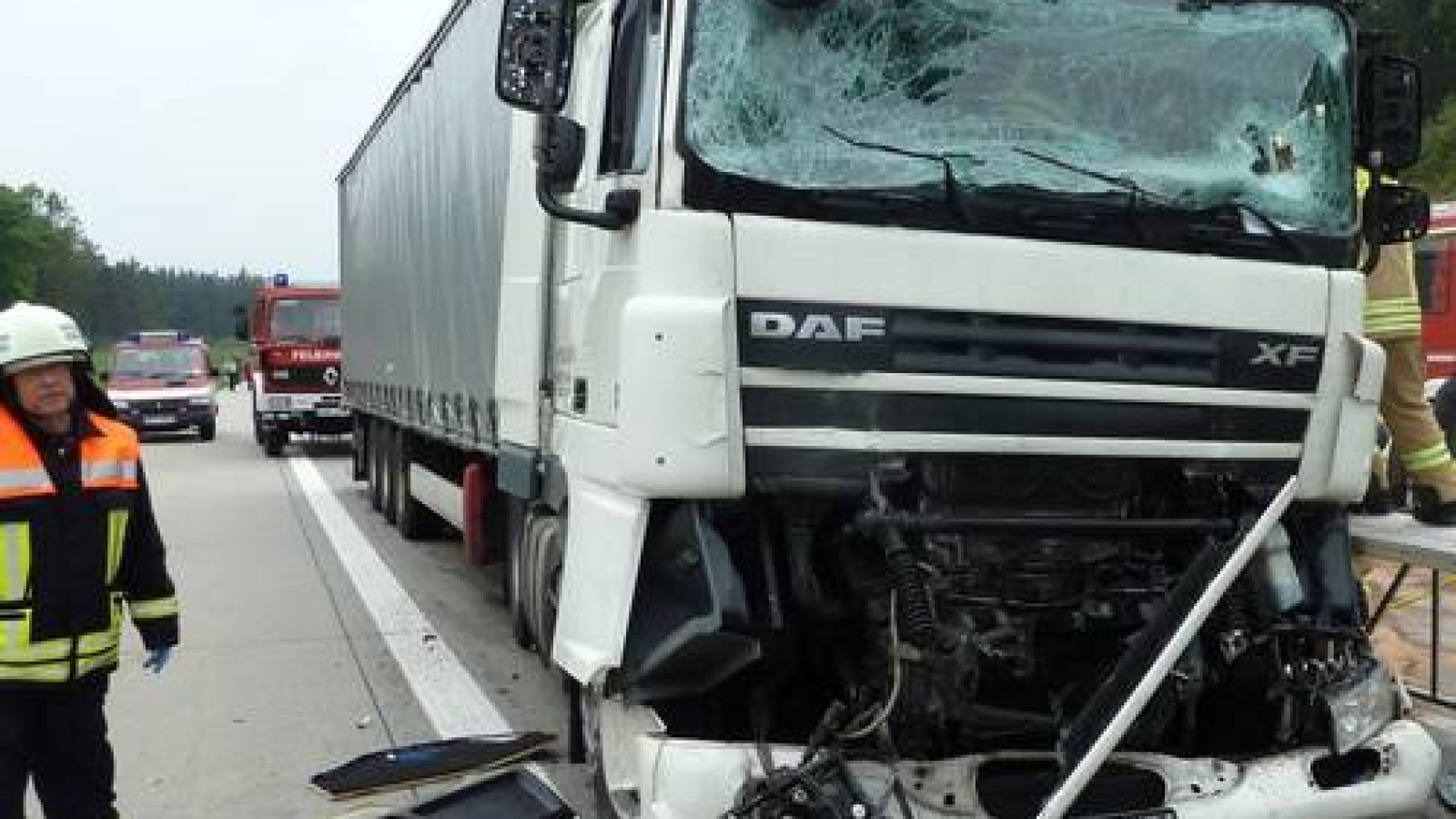 Schwächeunfall wohl Ursache: Lkw-Unfall legt Verkehr auf A 9 bei Schleiz für Stunden lahm