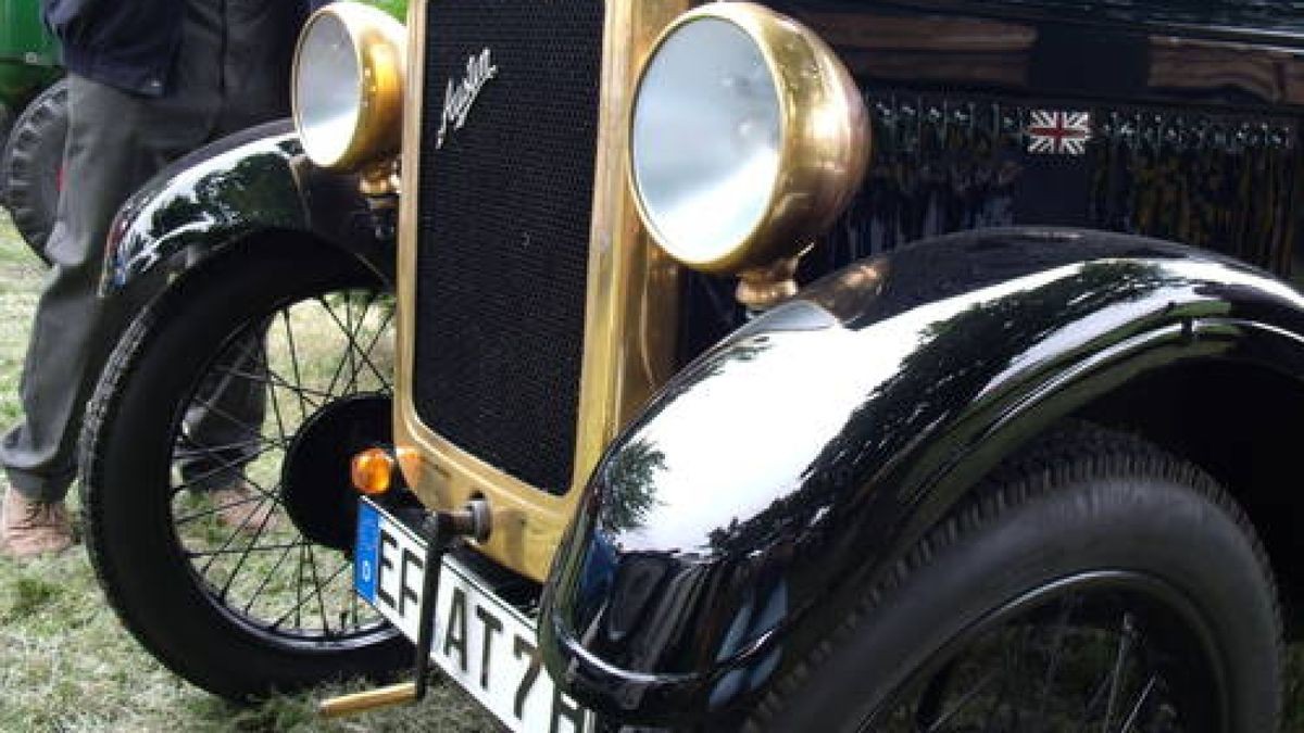 Weit über 100 Oldtimer in vielerlei Varianten in Großneuhausen