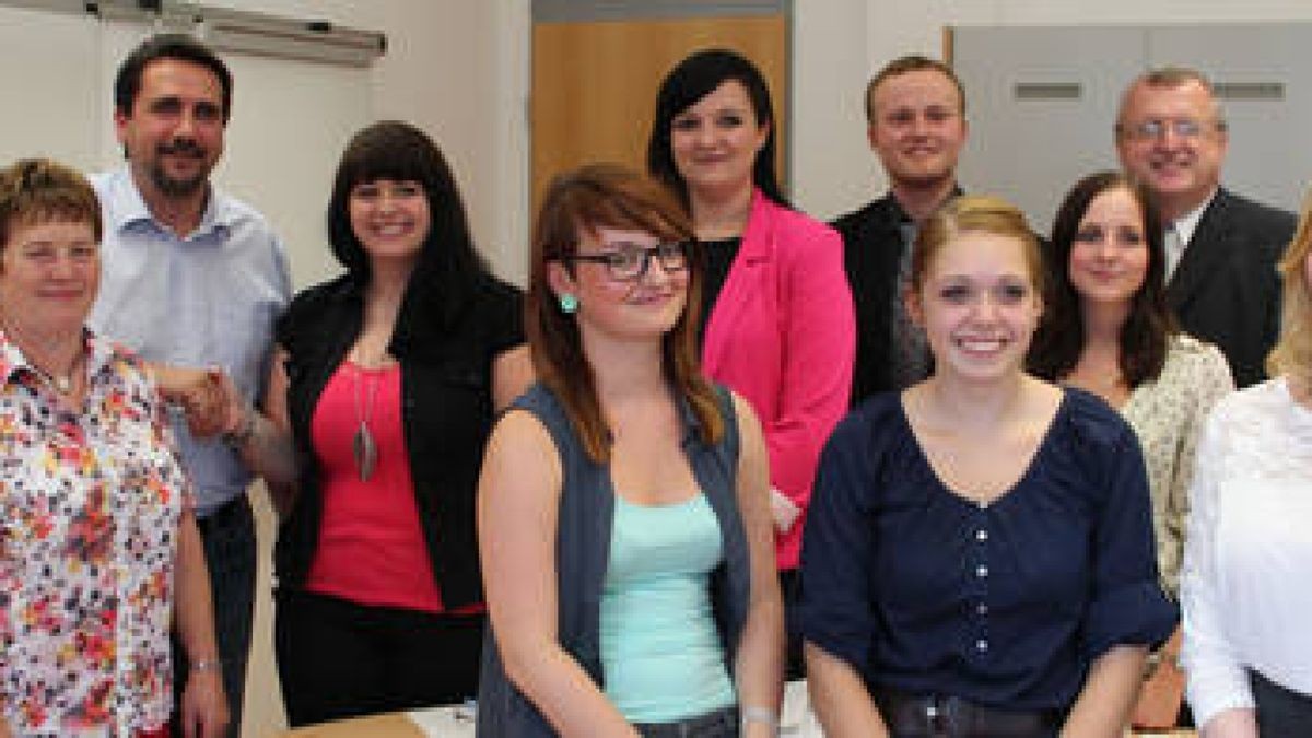 Landrat übergibt Ausbildungsverträge und Zeugnisse