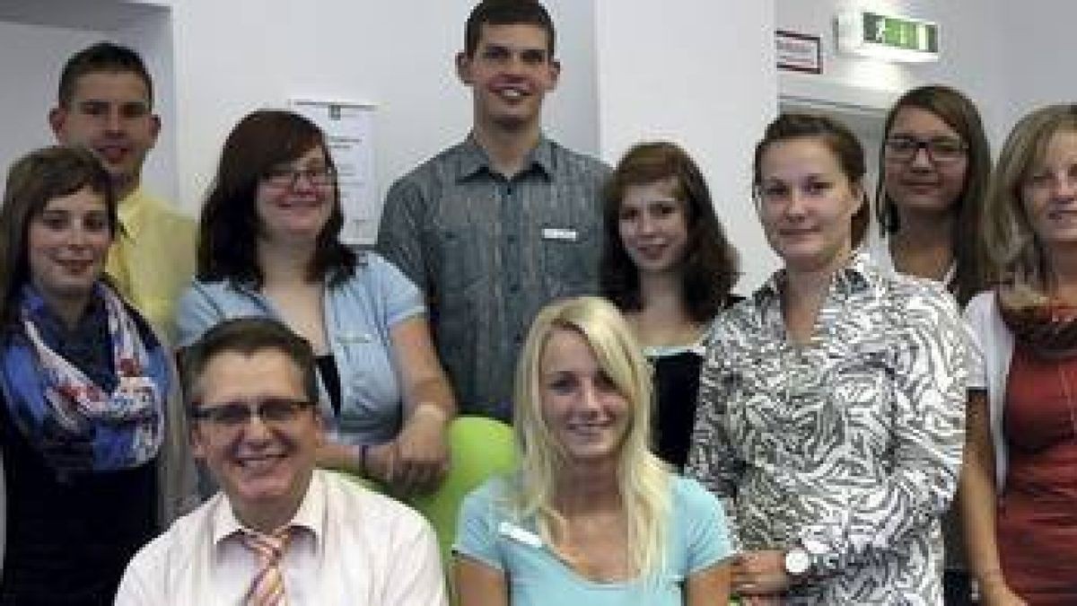 Zehn Lehrlinge leiten eine Woche die Filiale