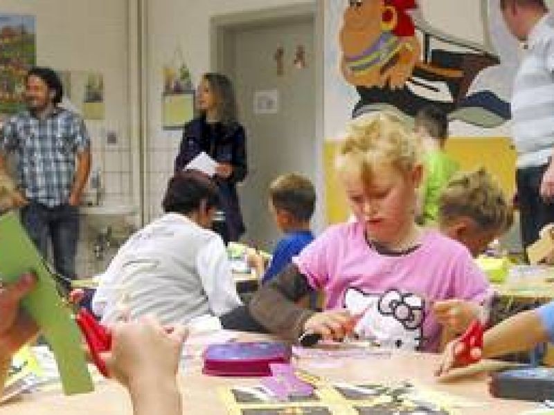 Zur ersten Schulstunde Buntstifte gebastelt und im Kreis gesessen