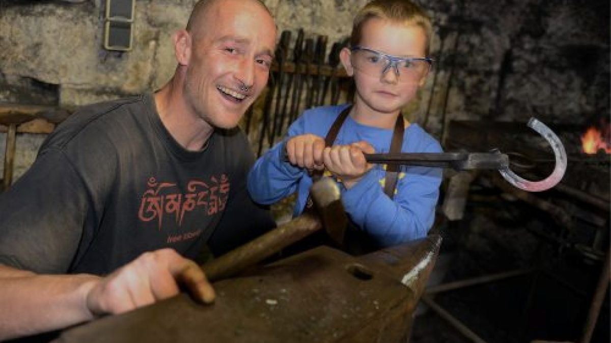 Hufeisenschmieden im Erlebnisbauernhof Kleinberndten
