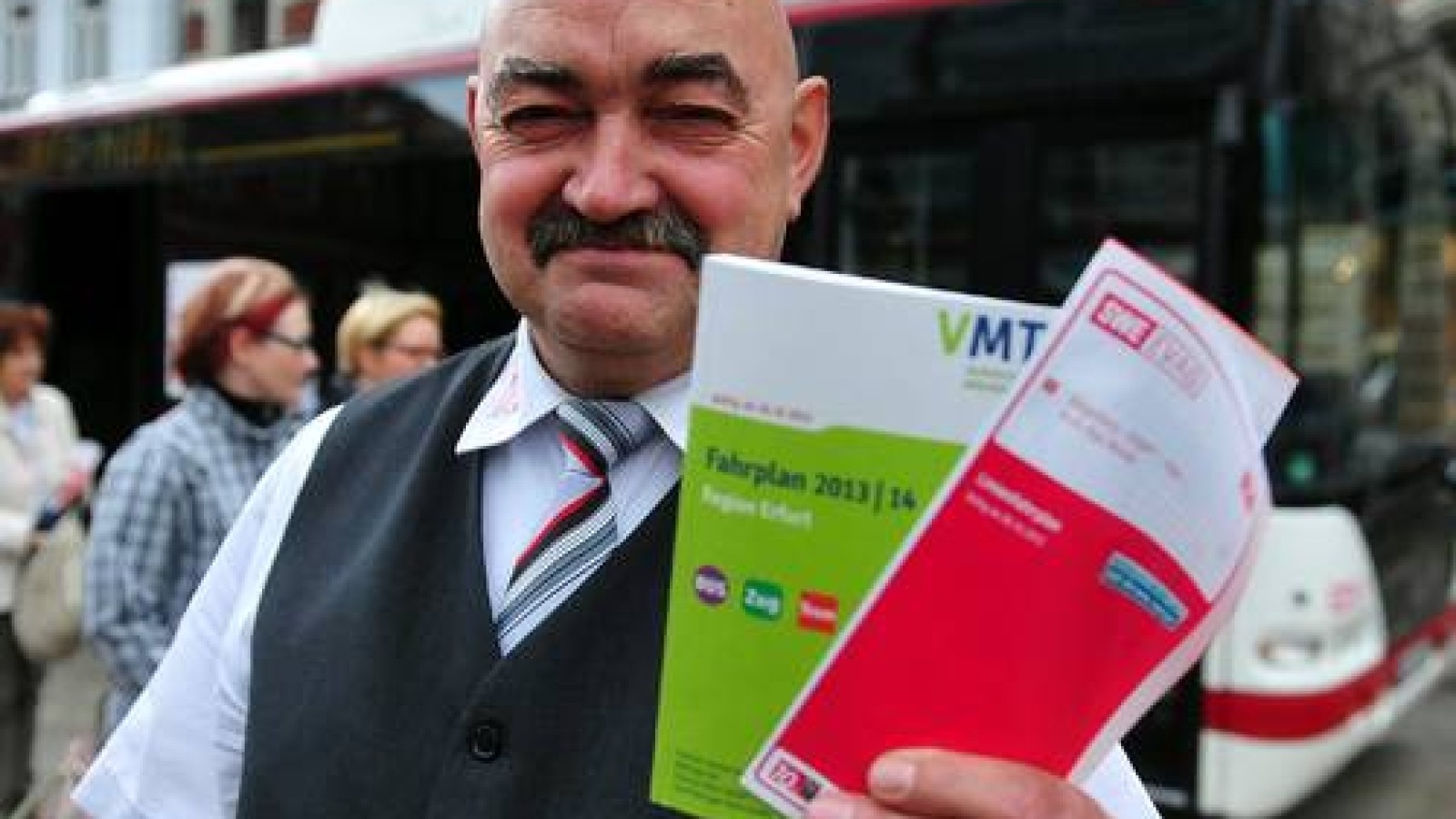 Wiederfreigabe des Bahnverkehrs: Evag-Bus in Erfurt informiert