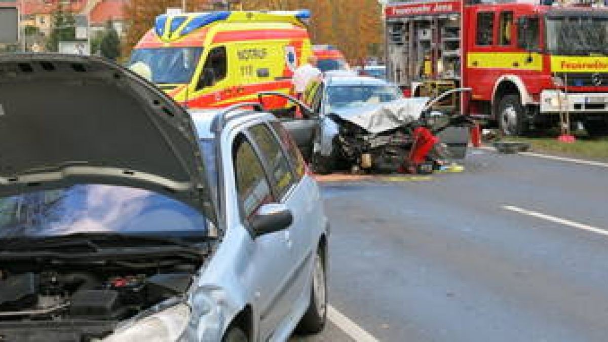 Vier Verletzte nach schwerem Unfall in Jena