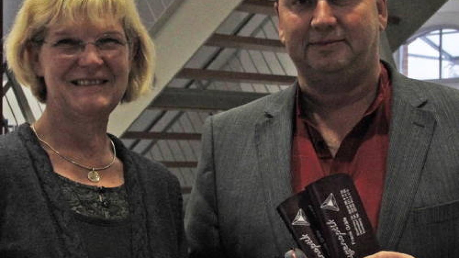 Eisenberg: Optiker Frank Gräfe spendet der Bibliothek fünf Lesebrillen