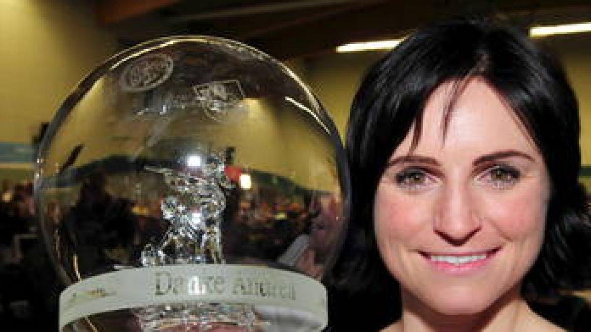 Andrea Henkel mit Dankesworten und Geschenken überhäuft