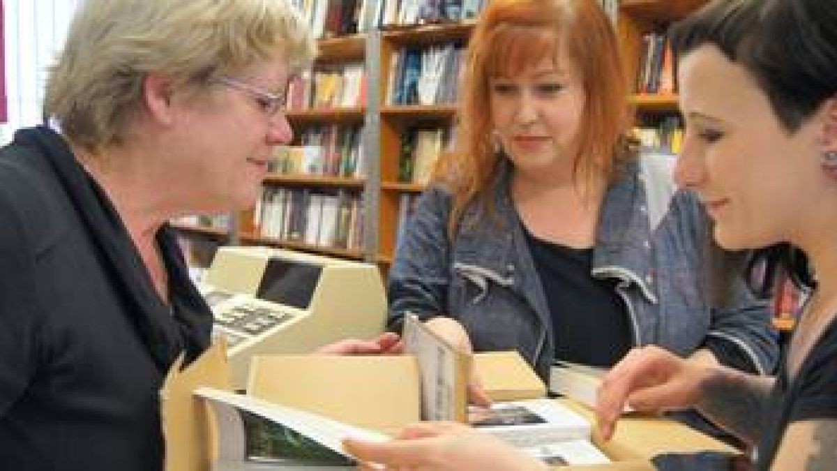 Eva Kölbel aus Berga und Sandra Merkel aus Elsterberg sind Buchschenker