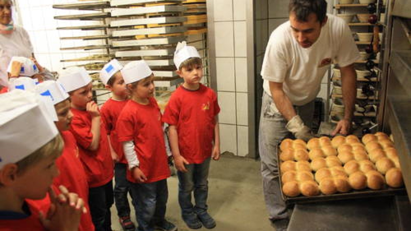 Kinder der Kita Spatzennest backen in Kauerner Backstube