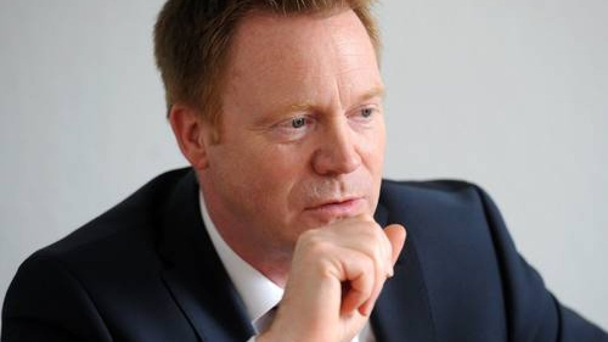 Matschie nimmt bei Fußball-Auszeichnung an Erfurter Gymnasium teil