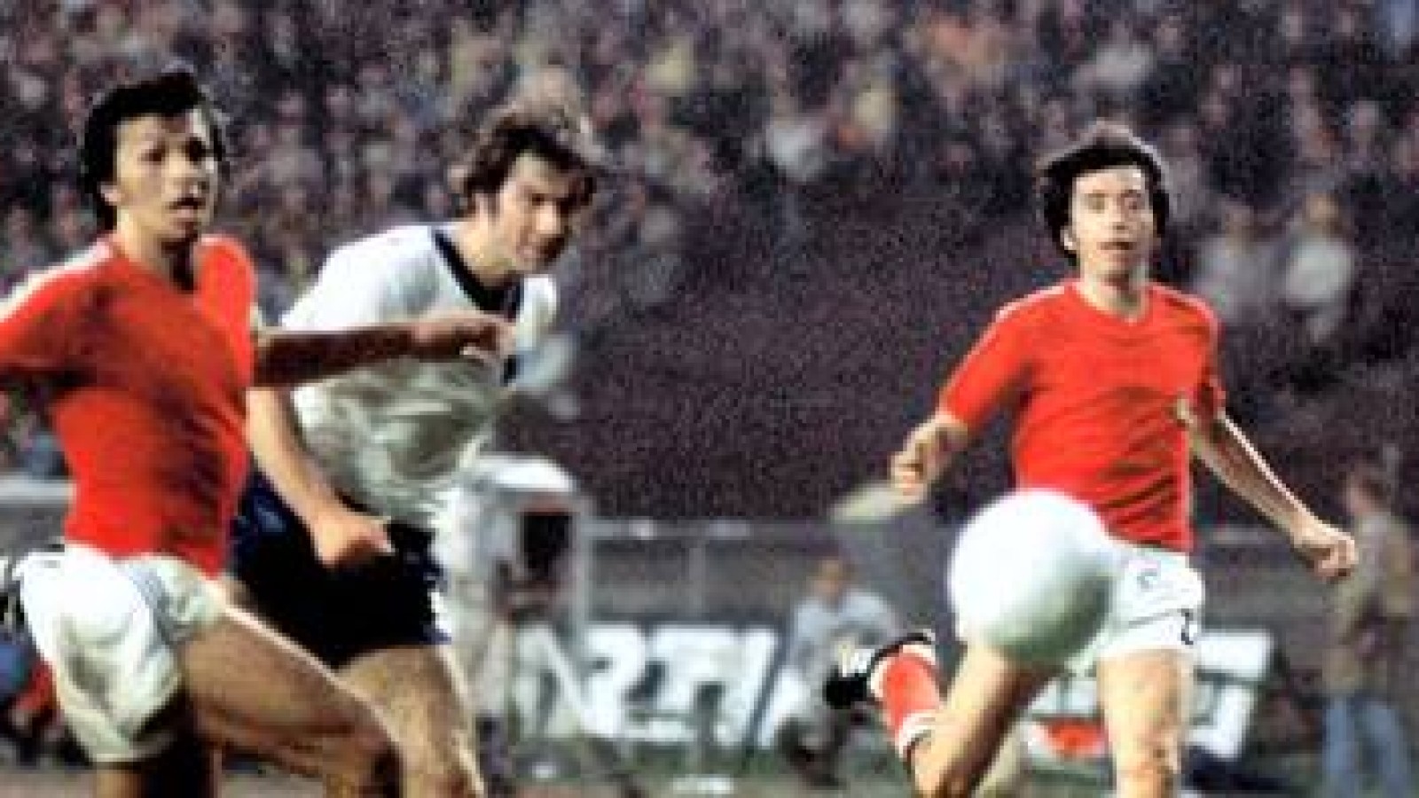 DDR bei der WM 1974: Peter Ducke bereitet als Bankdrücker Tor vor