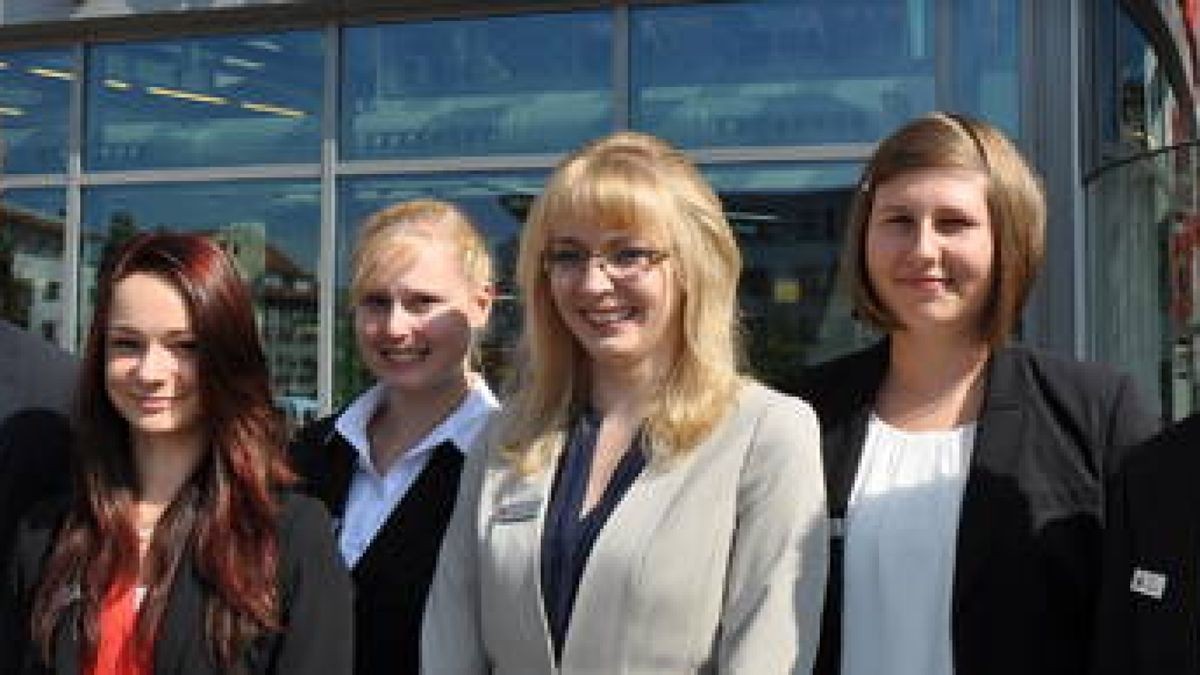 Vier neue Auszubildende starten ihre Karriere bei der Kreissparkasse ...