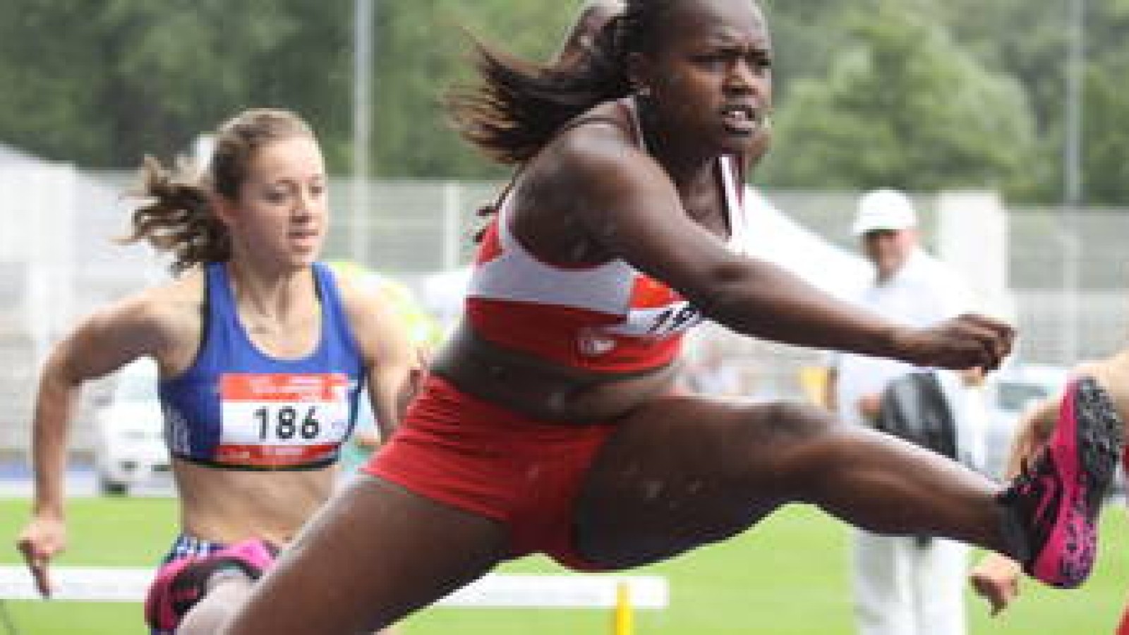 Cynthia Weiß vom LC Jena Achte über die Hürden