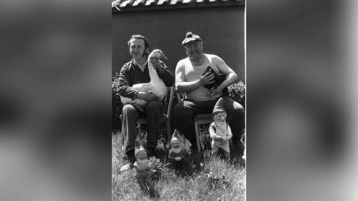 Bilder aus dem DDR-Alltag (15): "Sichtagitation" neben einer Ruine