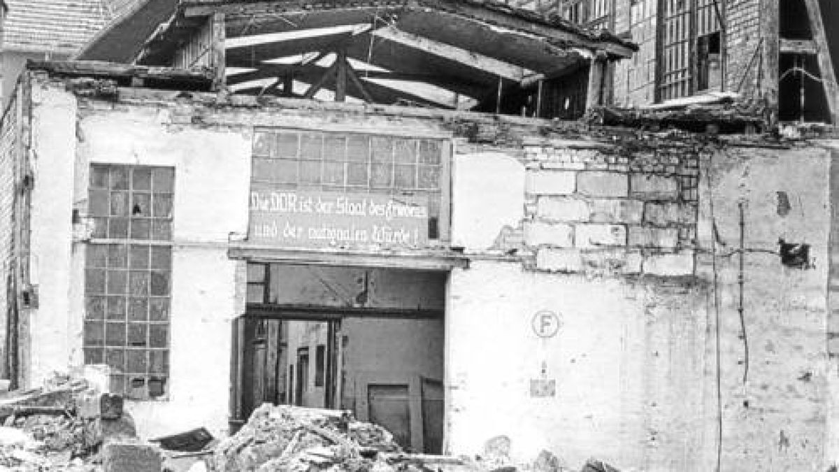 Bilder aus dem DDR-Alltag (15): "Sichtagitation" neben einer Ruine