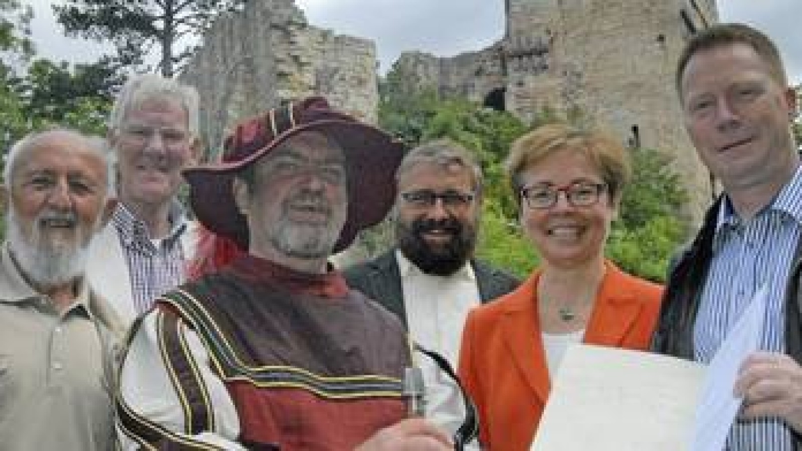 Christoph Matschie überreicht 3700 Euro für Scanning-Verfahren an Lobdeburg