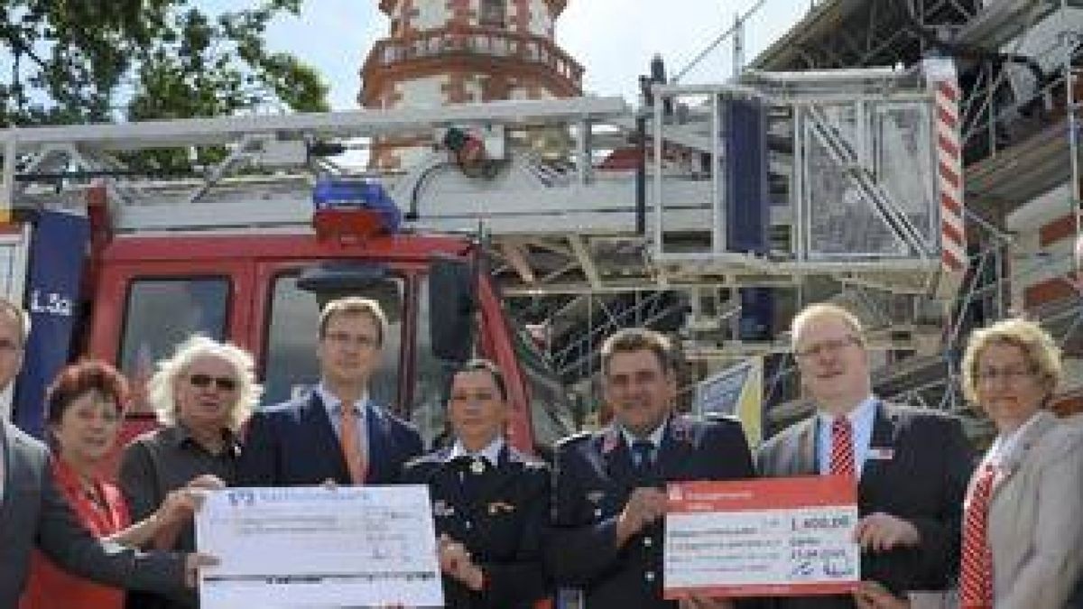 Spende an Feuerwehr für Beistand beim Brand auf Schloss Ehrenstein