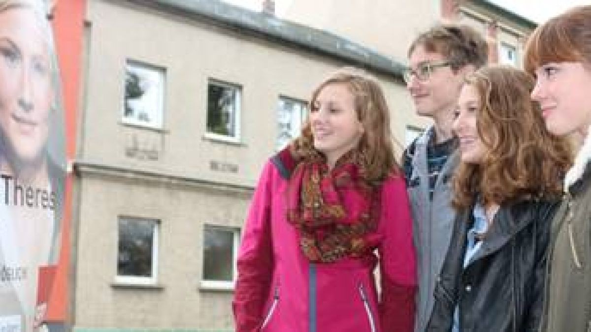 Daumen runter für zu kleine Schrift auf Wahlplakaten in Zeulenroda-Triebes