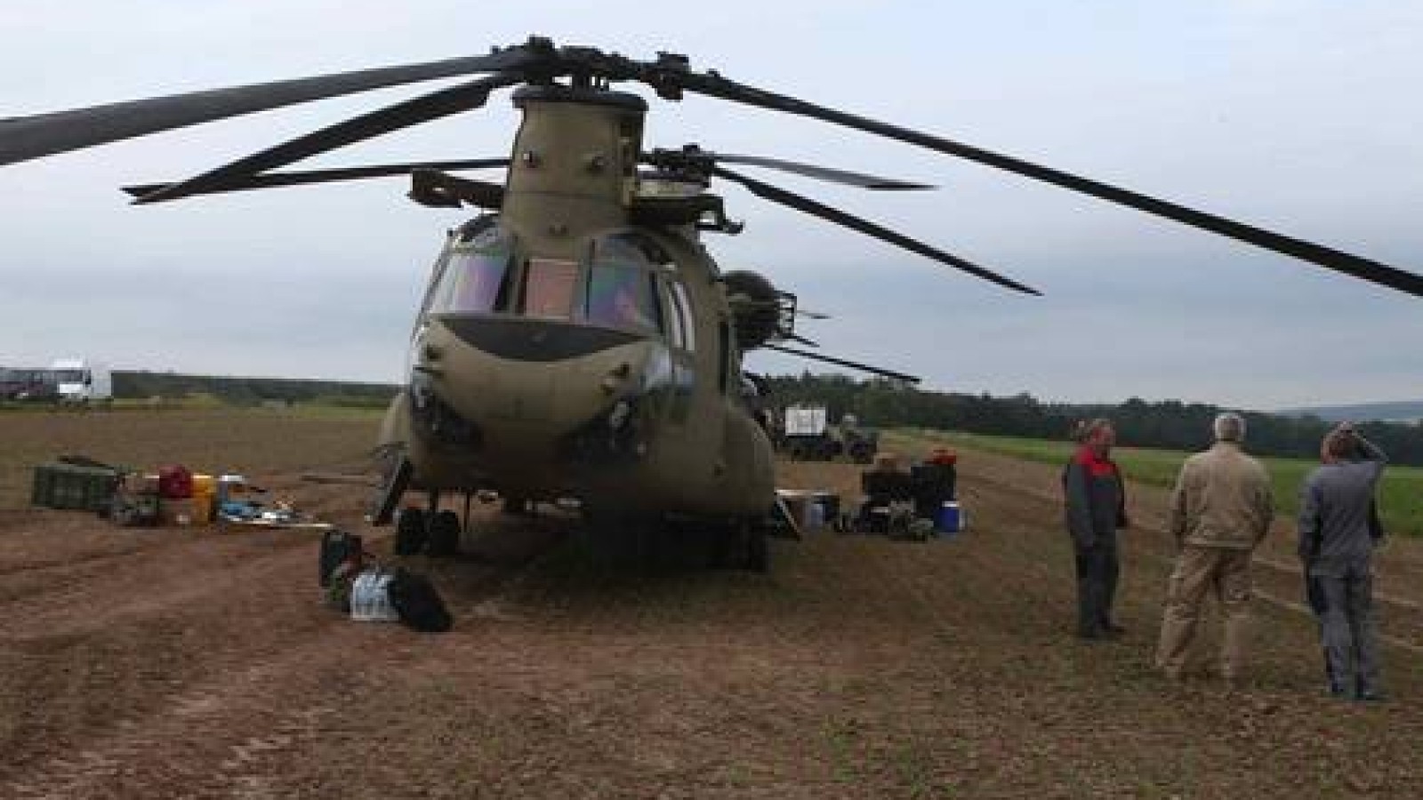 US-Armeehubschrauber nach Panne auf Feld bei Rüdersdorf gelandet