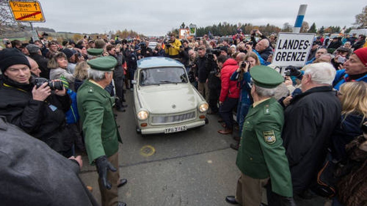 Wie vor 25 Jahren: 250 Trabis knattern von Plauen nach Hof