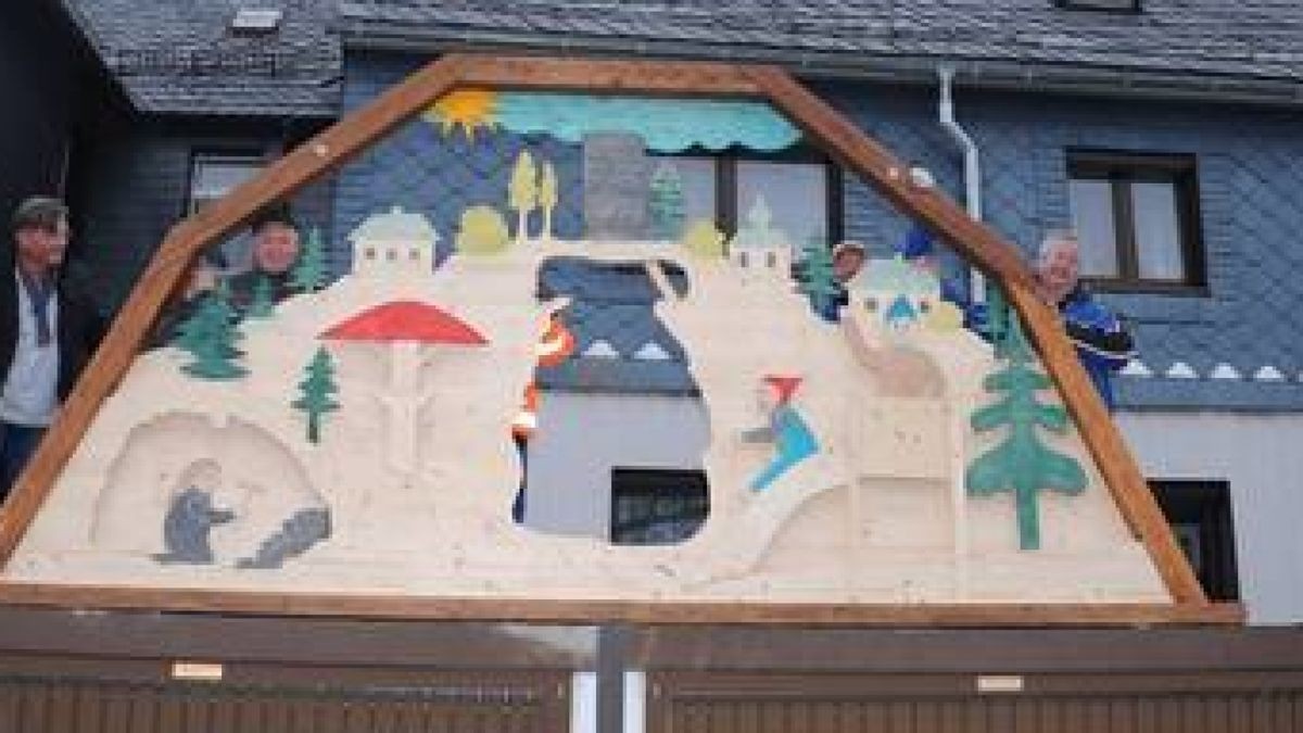 Neuer Schwibbogen im Bad Lobensteiner Hain aufgestellt