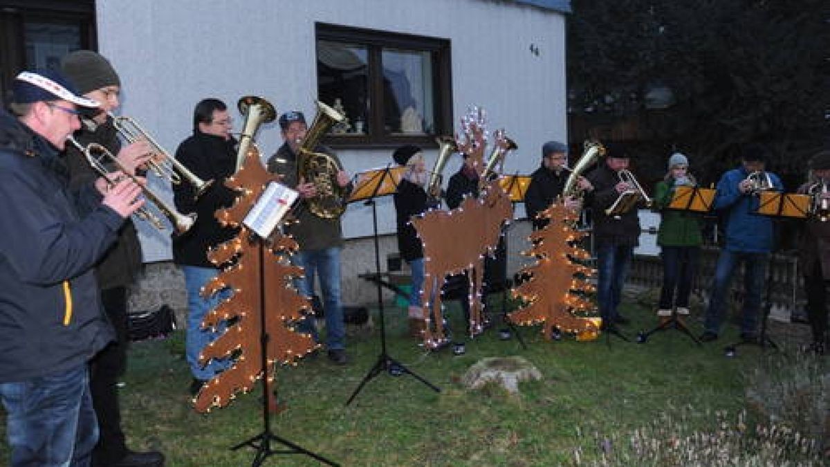 Feierlaune beim Pyramiden-Anschieben im Bad Lobensteiner Hain