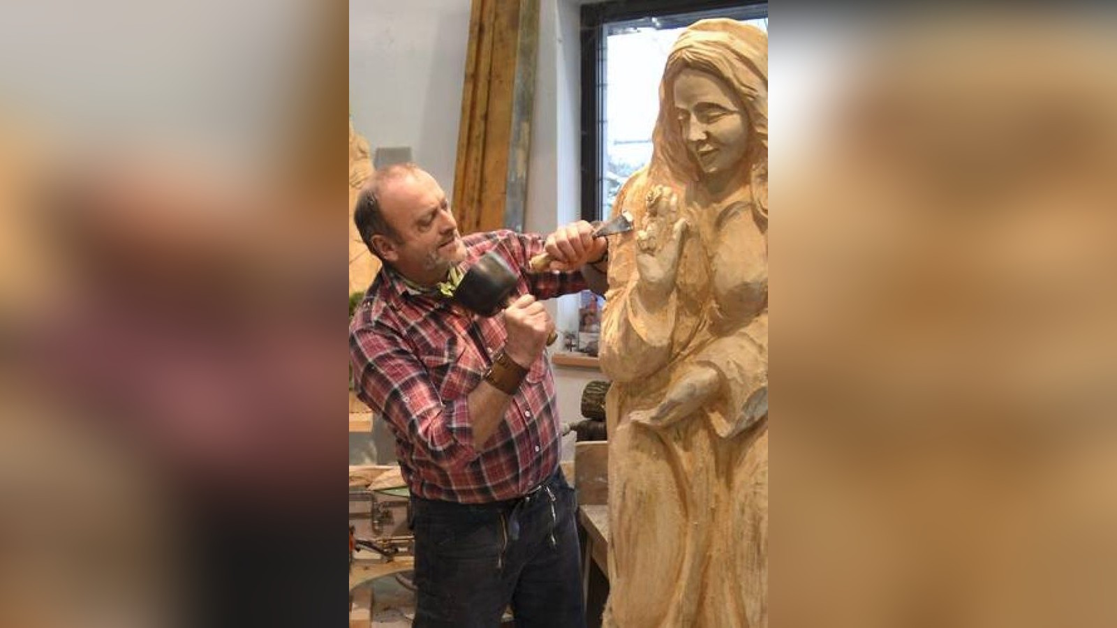 Holzbildhauermeister Heinz Günther schnitzt lebensgroße Krippenfiguren
