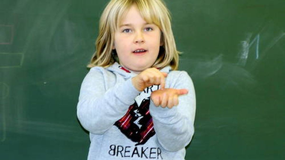 Erstklässler in Keula lernen Lautgebärden