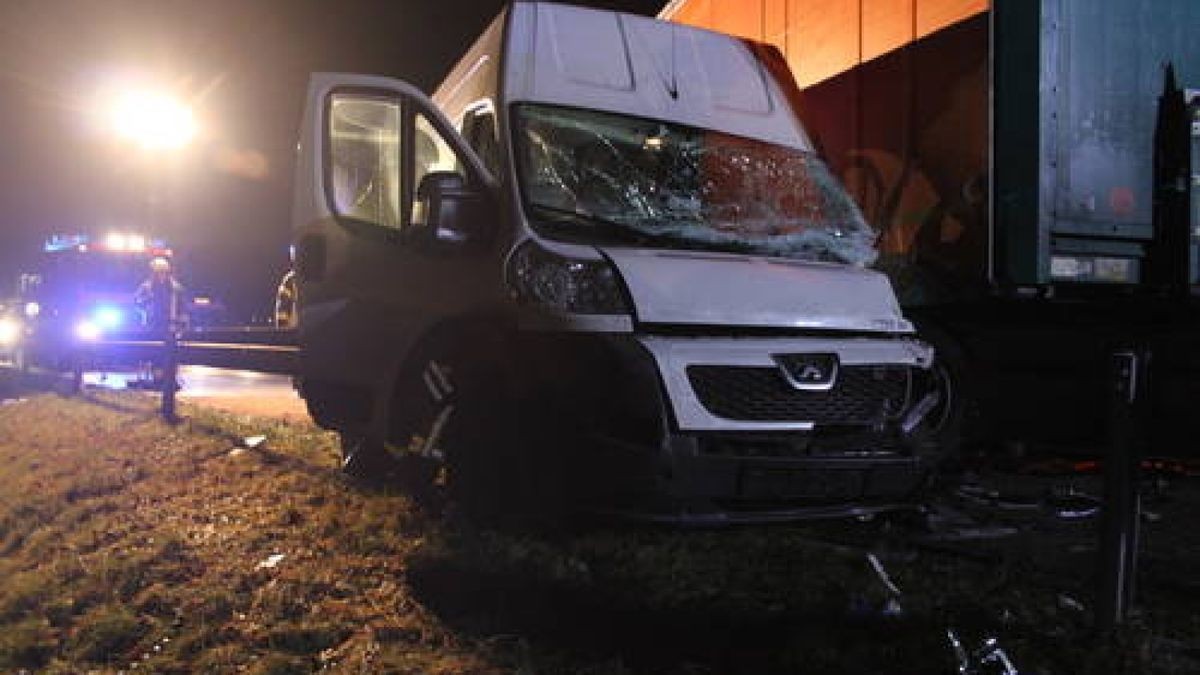 Schwerer Unfall auf A9 bei Schleiz: Fahrer eingeklemmt