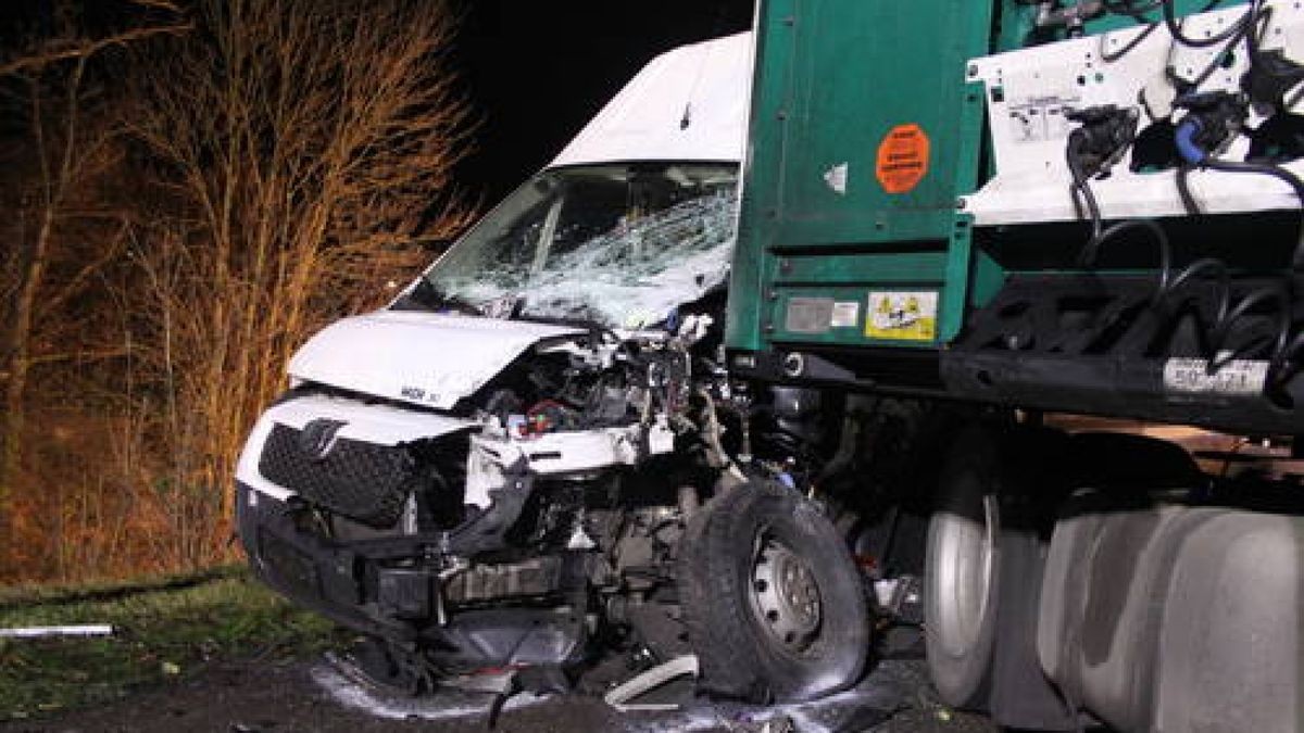 Schwerer LKW-Unfall auf A9 bei Schleiz: Fahrer eines Kleintransporters eingeklemmt
