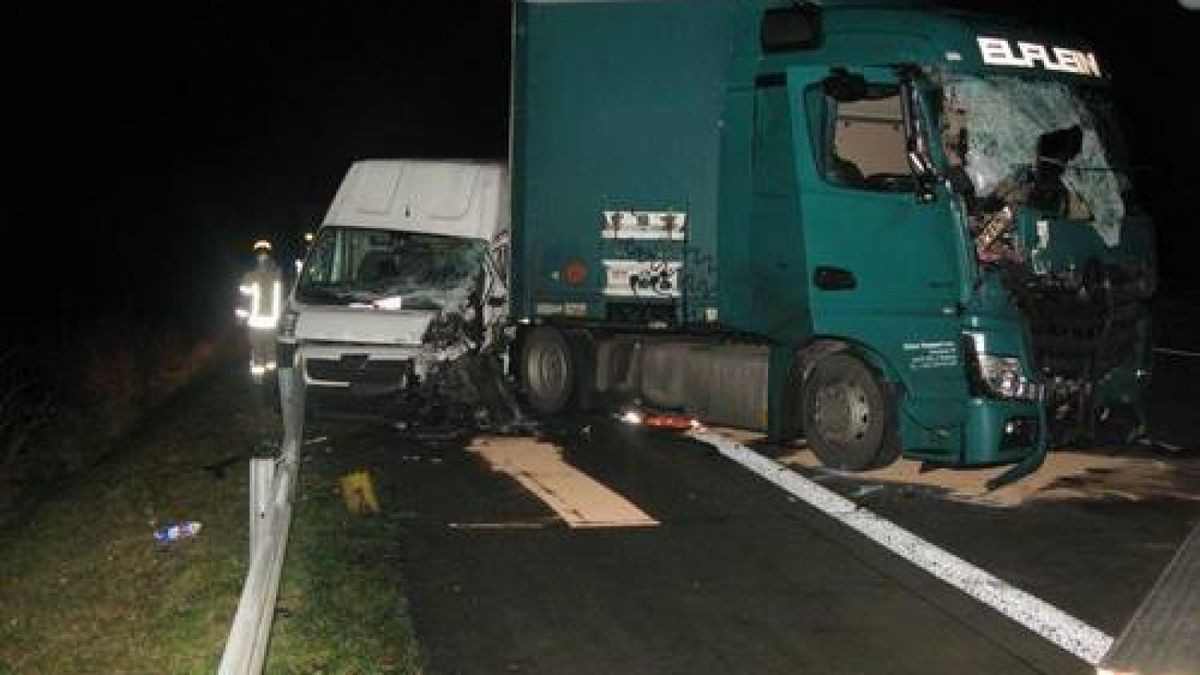 Schwerer Unfall auf A9 bei Schleiz: Fahrer eingeklemmt