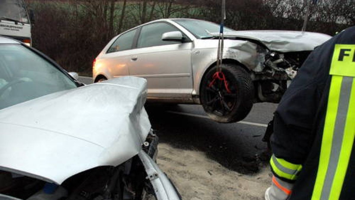 Fünf Verletzte bei schwerem Unfall zwischen Geisleden und Kreuzebra
