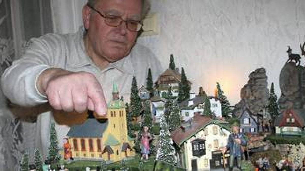 Ein Weihnachtsberg steht in einer Stube in Neuenhof