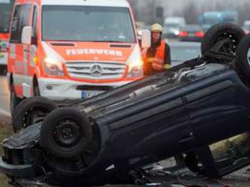Auto landet nach Unfall auf B7 bei Mönchenholzhausen auf dem Dach