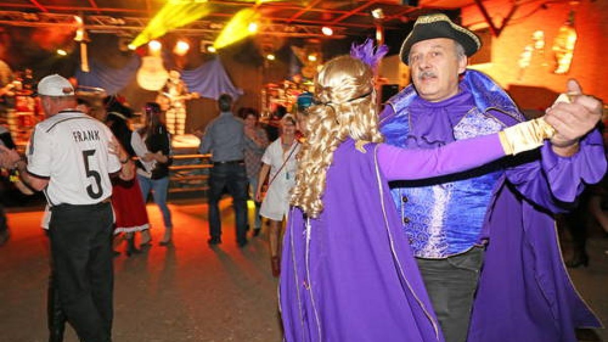 Frauen und auch Männer feiern Weiberfastnacht in Mellingen
