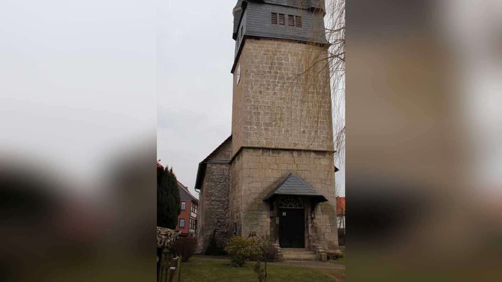 Der Kirchturm von Trebra hat sich einen halben Meter geneigt
